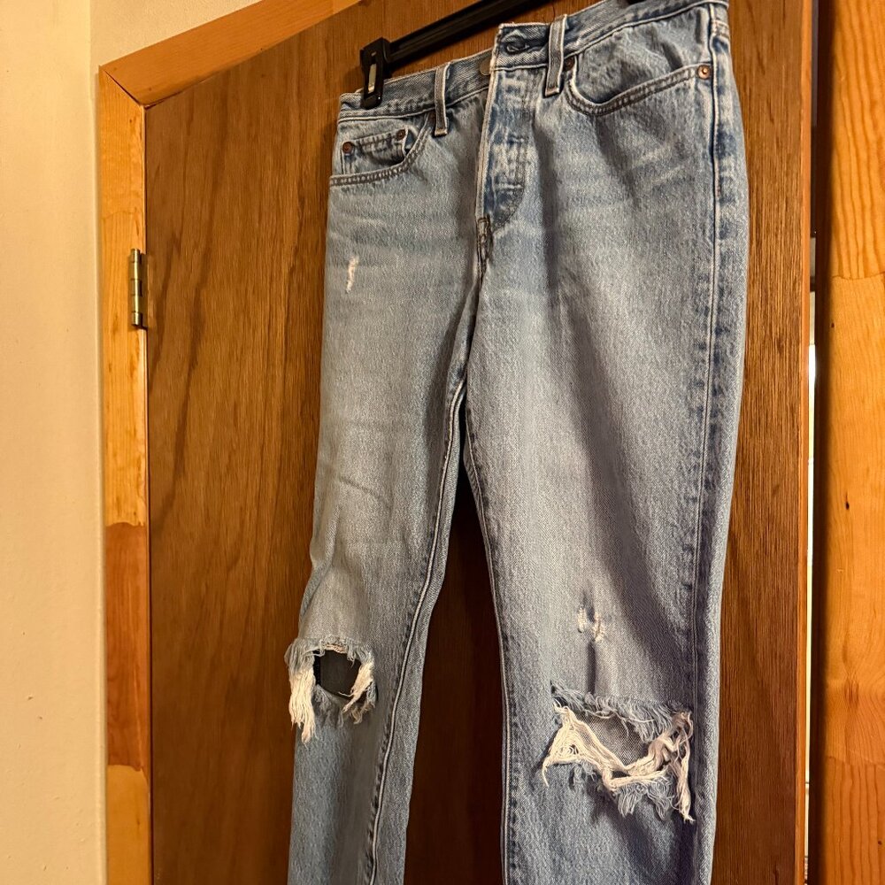 Distressed Light Wash Wedgie Levis - Gem